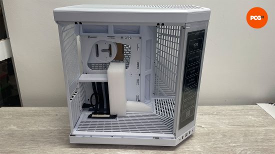 2025 - Test du Hyte Y70 Touch – un boîtier PC colossal avec un écran 4K